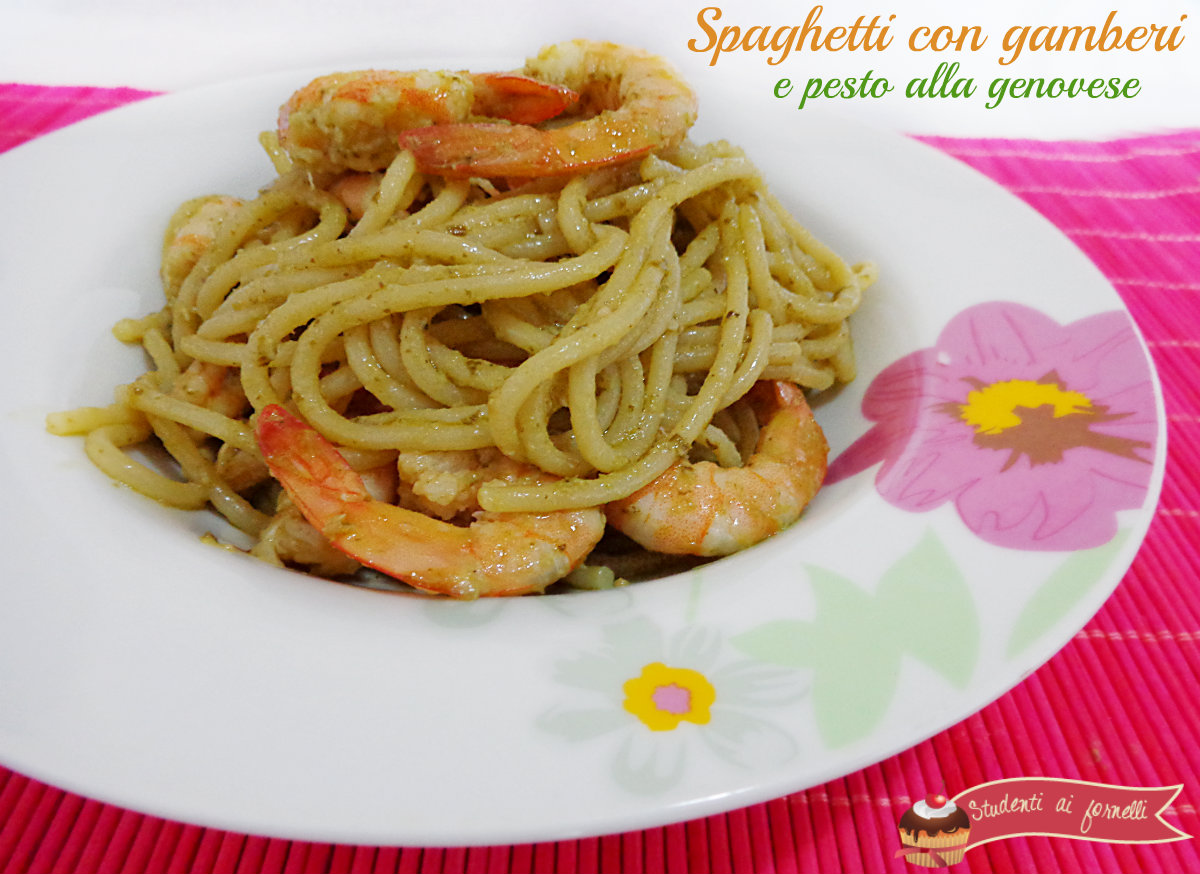 Spaghetti con gamberi e pesto alla genovese | Ricetta primo di pesce