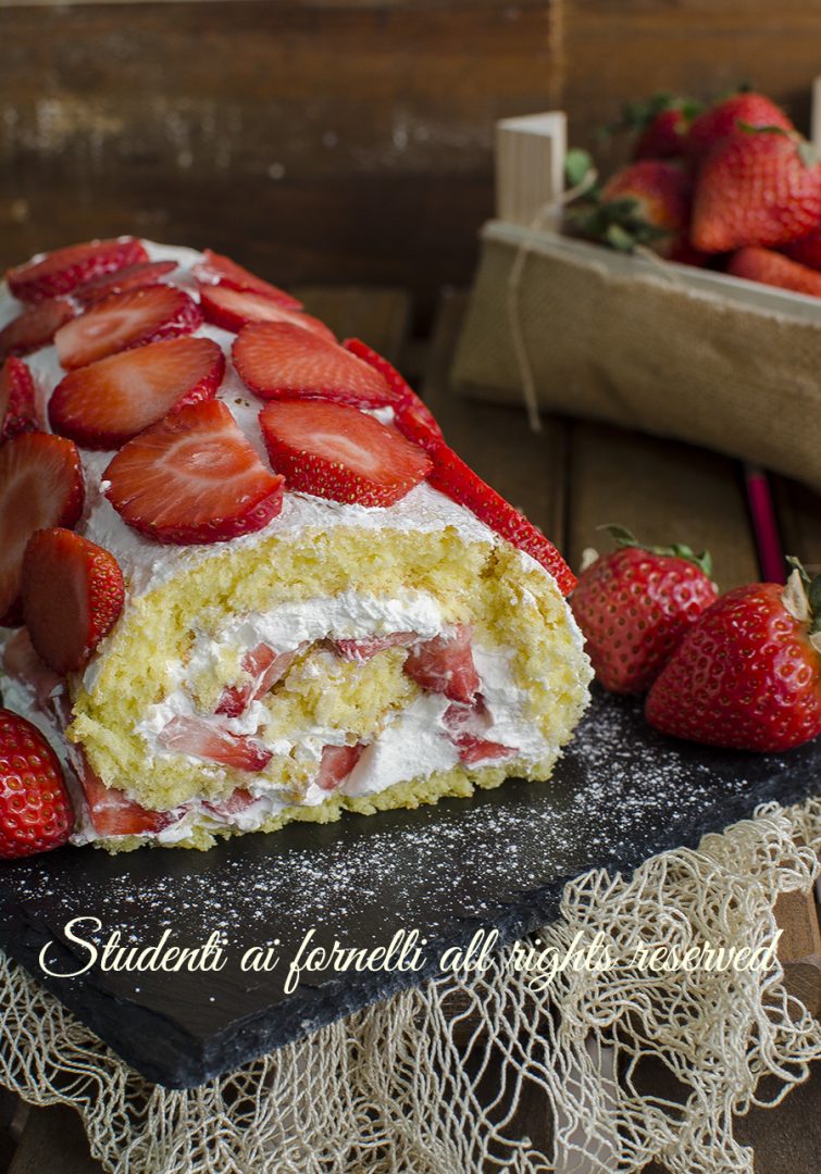 ROTOLO ALLE FRAGOLE E PANNA veloce: COTTURA in 8 Minuti | Dolci