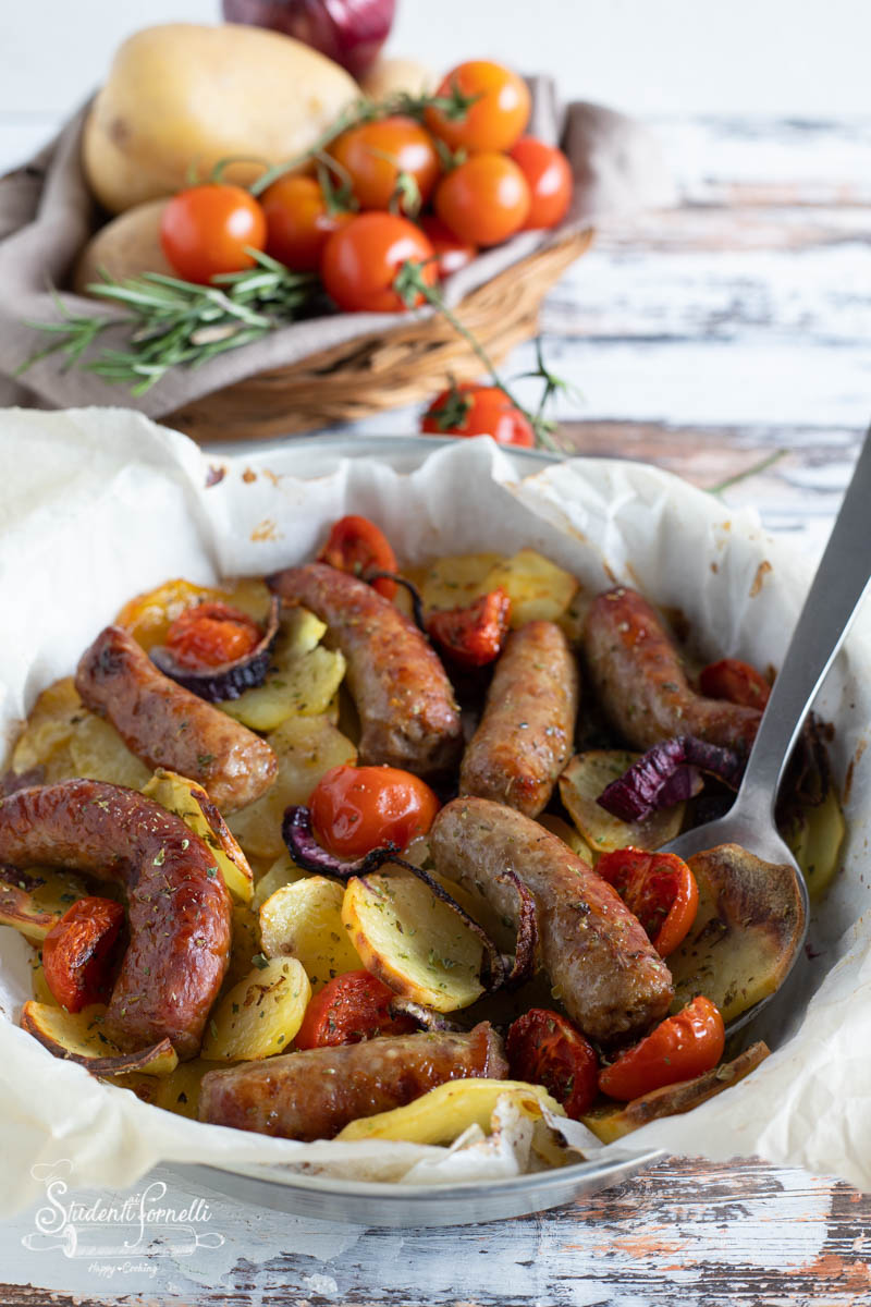SALSICCIA ALLA MEDITERRANEA al Forno con Pomodorini e Cipolle