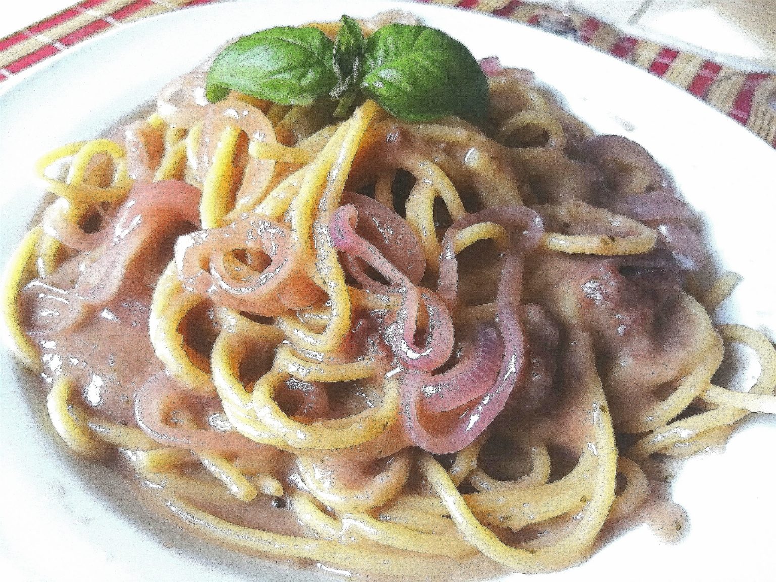 Spaghetti con crema di cipolle di tropea e pecorino — Tavola imbandita