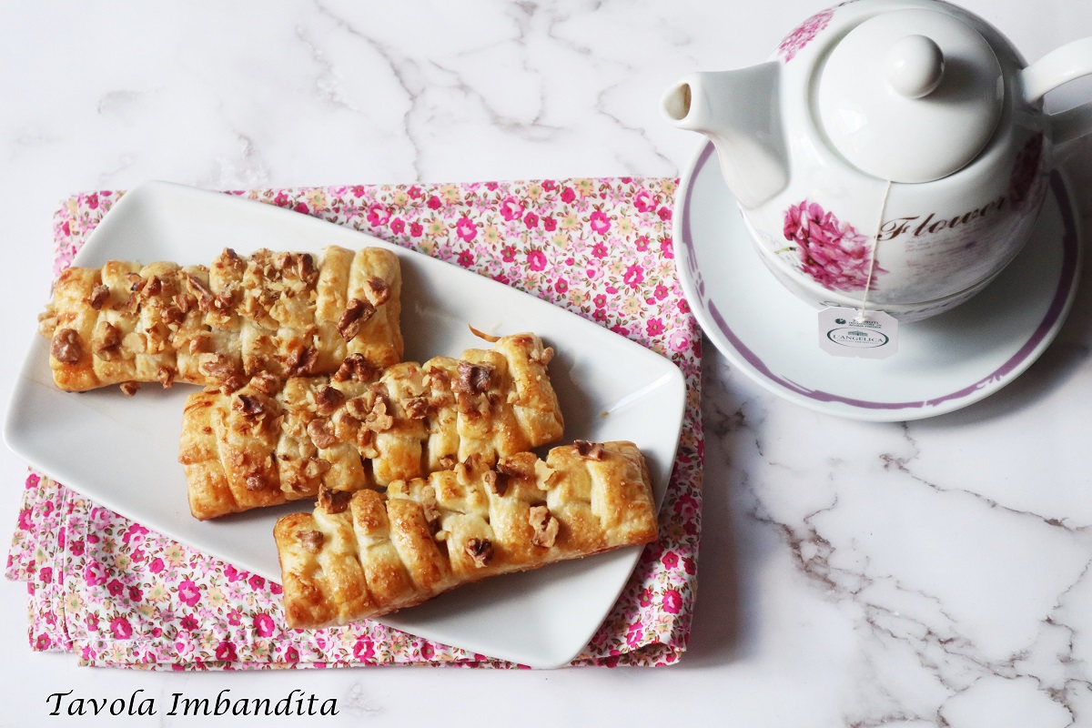 Treccine al miele e noci — Tavola imbandita