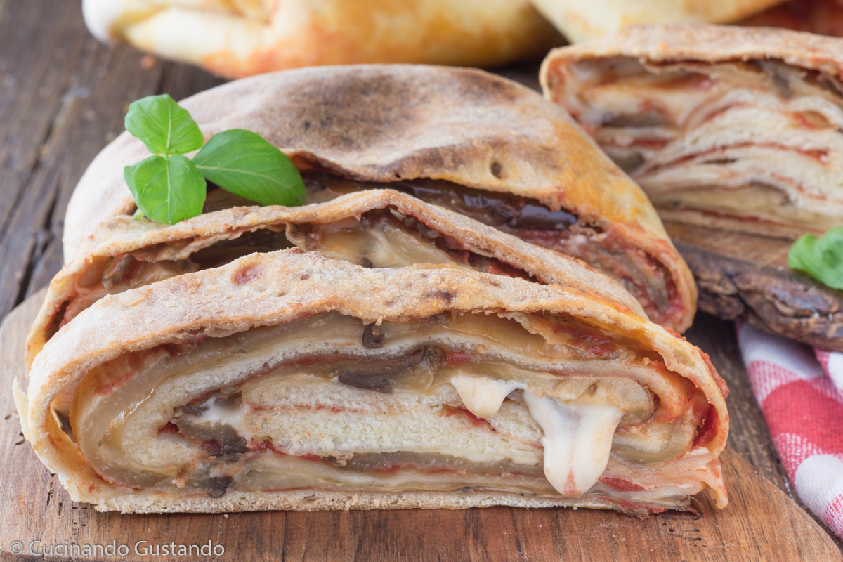 Scaccia ragusana con melanzane