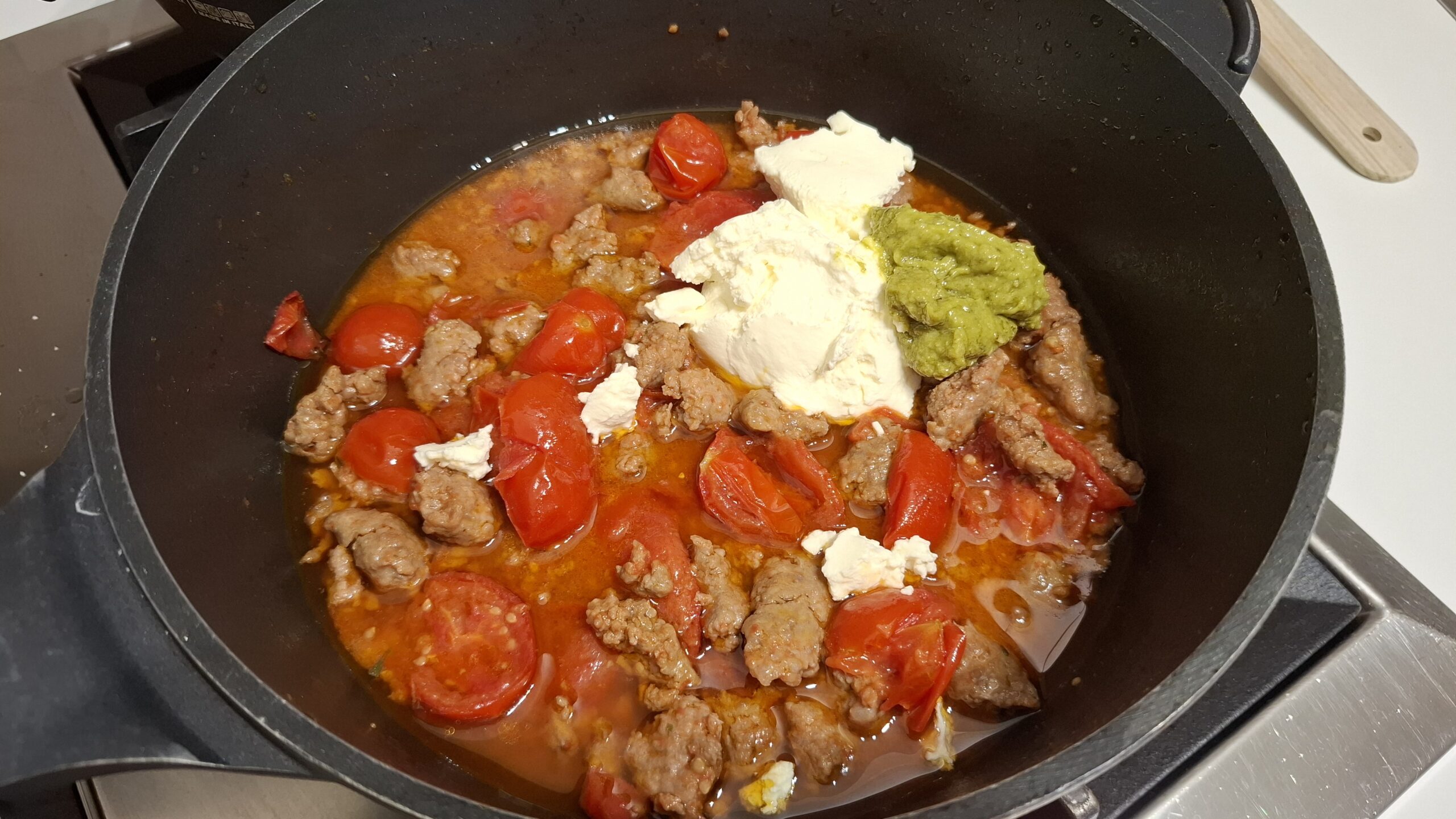 Pasta golosa con salsiccia e pesto - Cucina e Tradizione