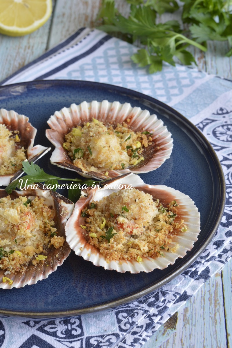 Capesante gratinate - Una cameriera in cucina