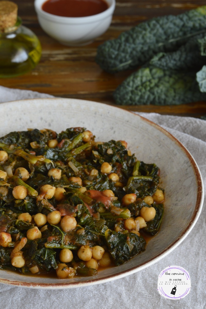 Cavolo nero in umido con ceci - Una cameriera in cucina