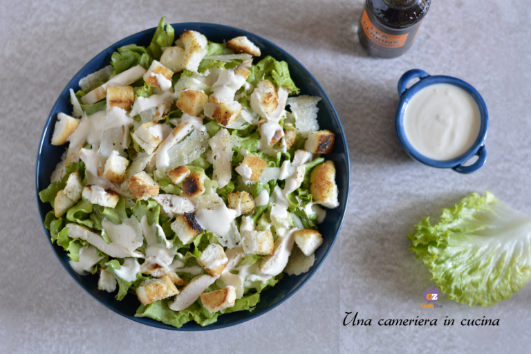 Caesar salad con pollo - versione light - Una cameriera in cucina