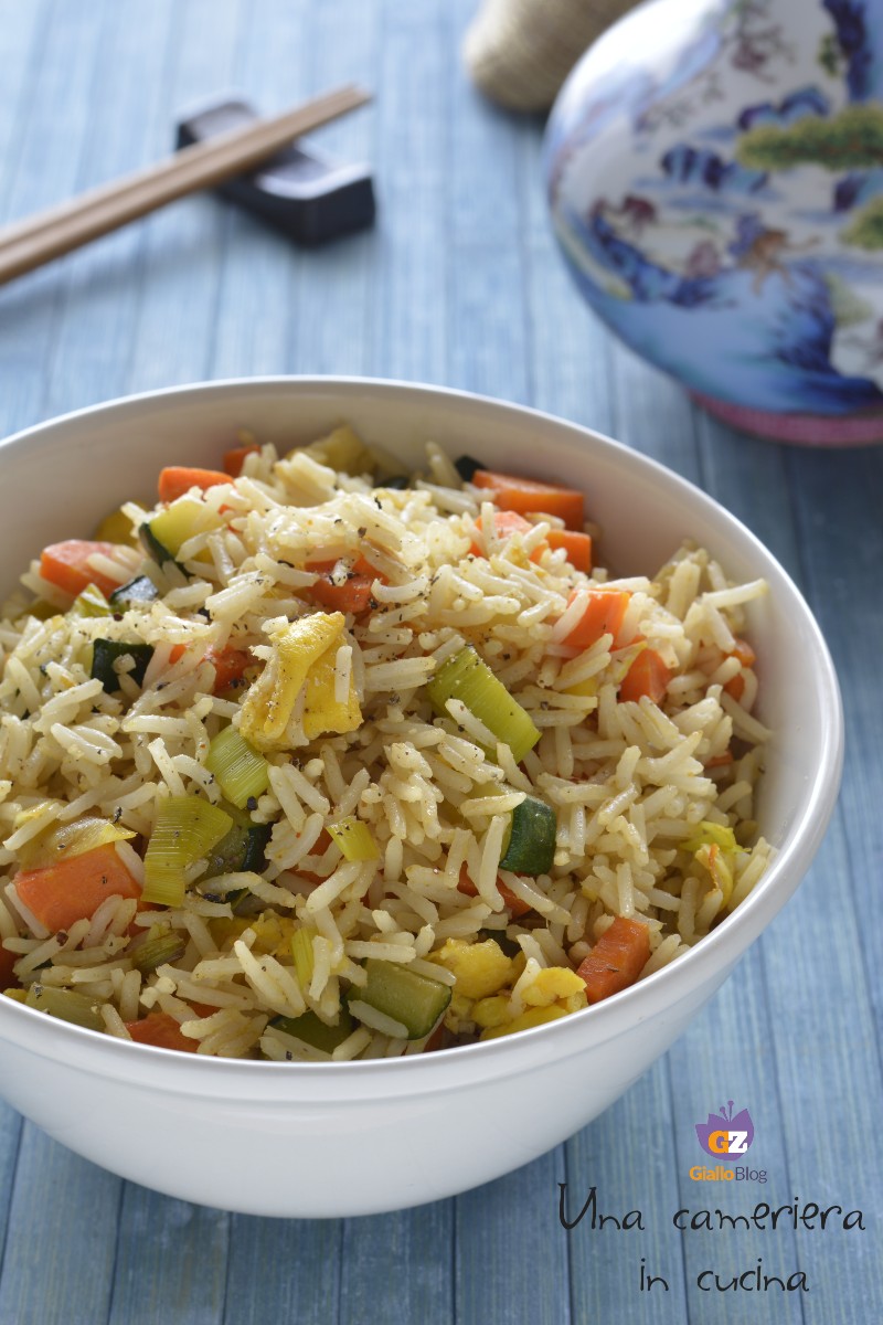 Riso con verdure e uovo all'orientale - Una cameriera in cucina