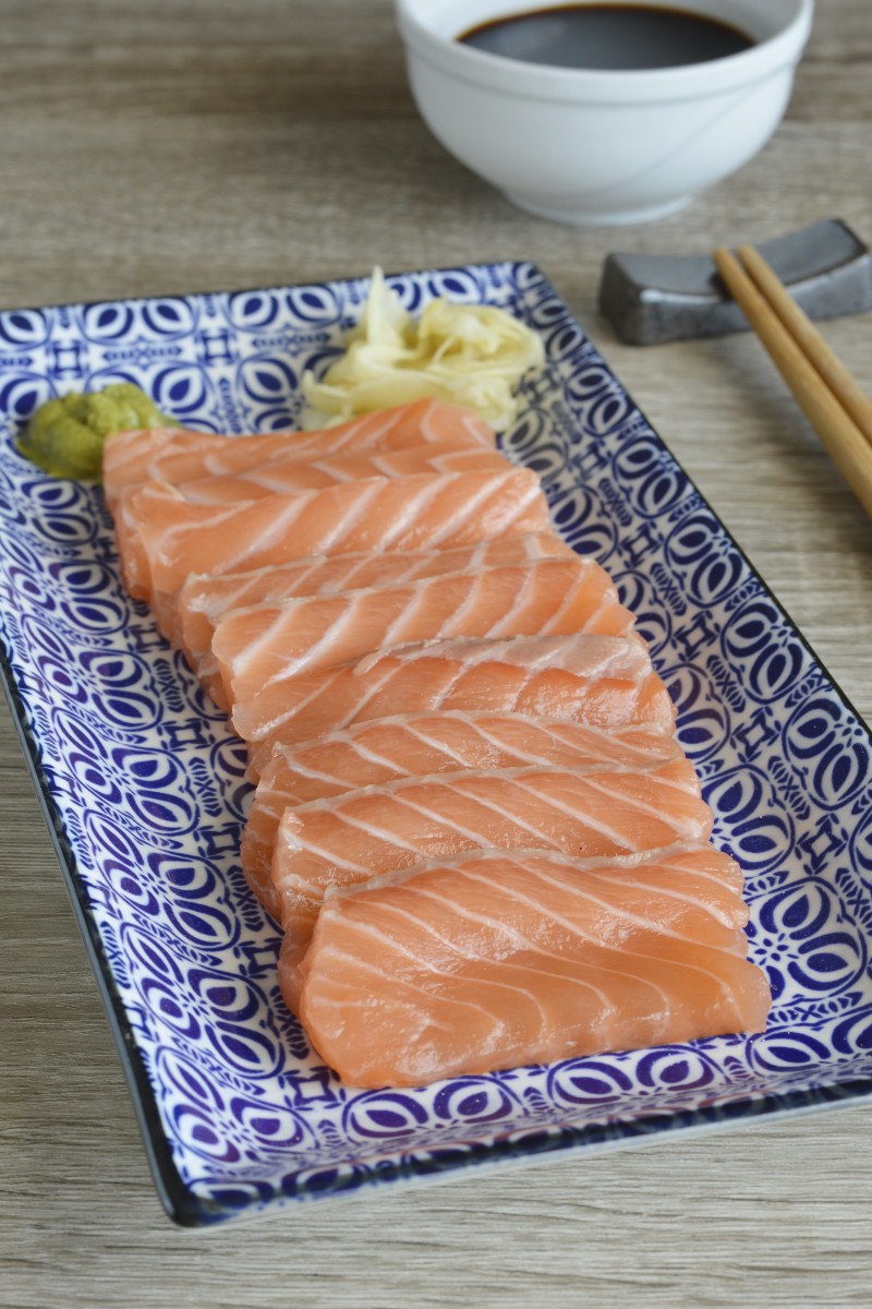 Sashimi di salmone - Una cameriera in cucina