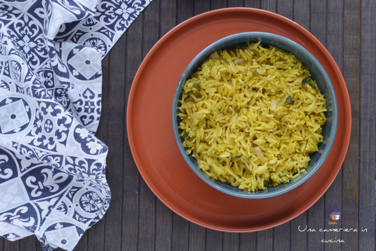 Riso basmati speziato - Una cameriera in cucina