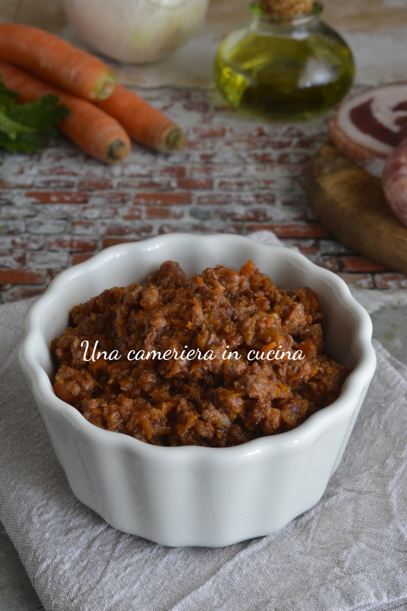 Ragù di salsiccia e pancetta - Una cameriera in cucina