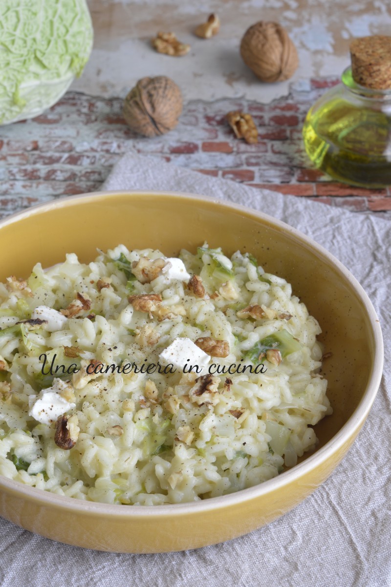 Risotto con verza formaggio cremoso e noci - Una cameriera in cucina