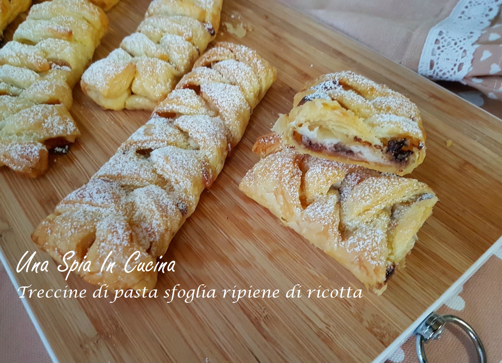 Treccine di pasta sfoglia ripiene di ricotta - Una spia in Cucina