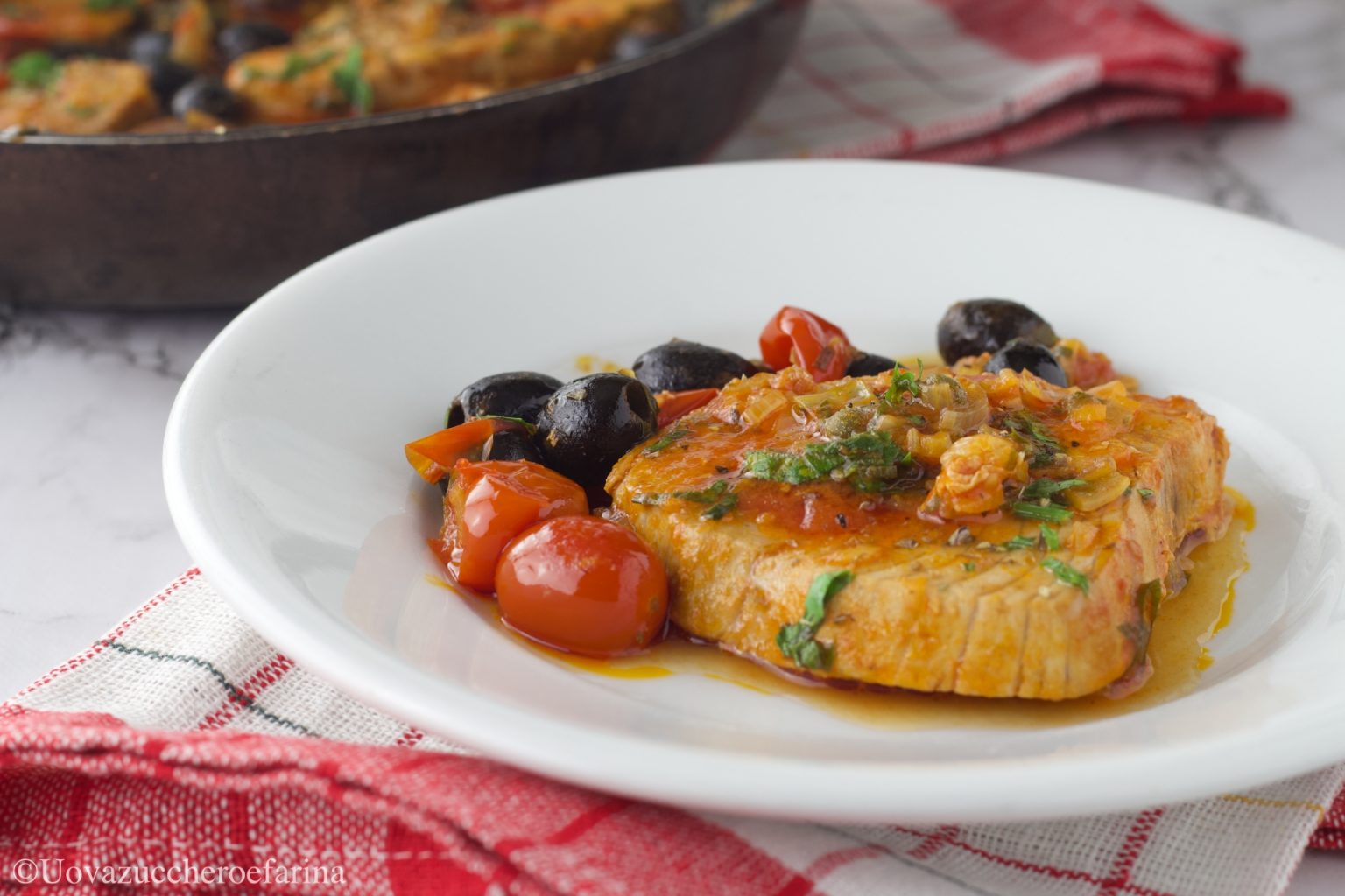 Tonno fresco con pomodorini e olive - Uovazuccheroefarina