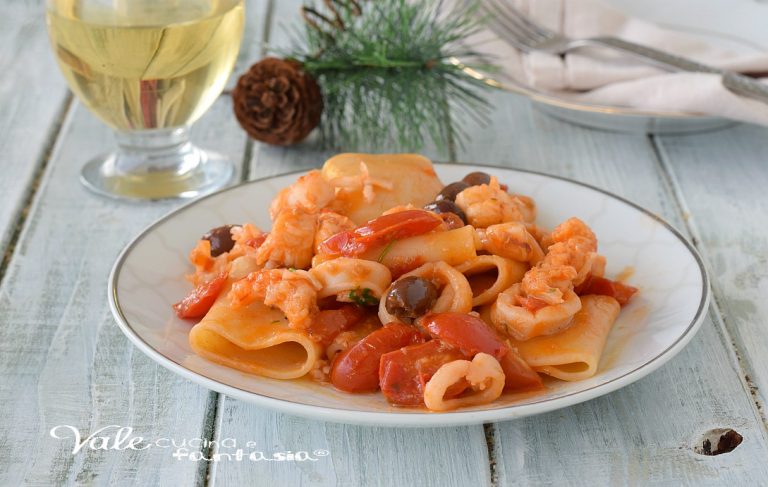 PACCHERI CON CALAMARI E GAMBERI ricetta primo piatto della Vigilia