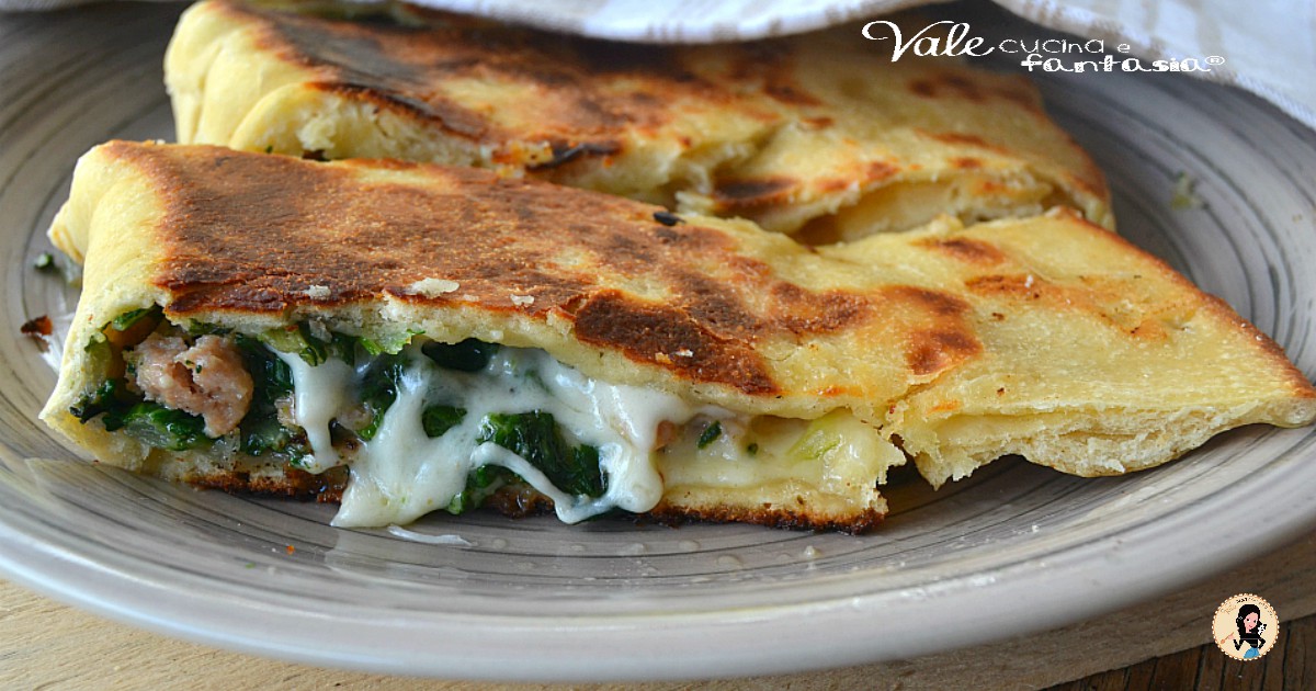 CALZONE VELOCE con salsiccia spinaci e provola ricetta furba e veloce