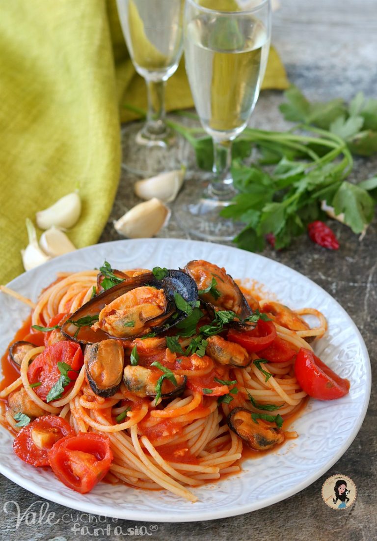 SPAGHETTI CON LE COZZE E POMODORO ricetta primo piatto
