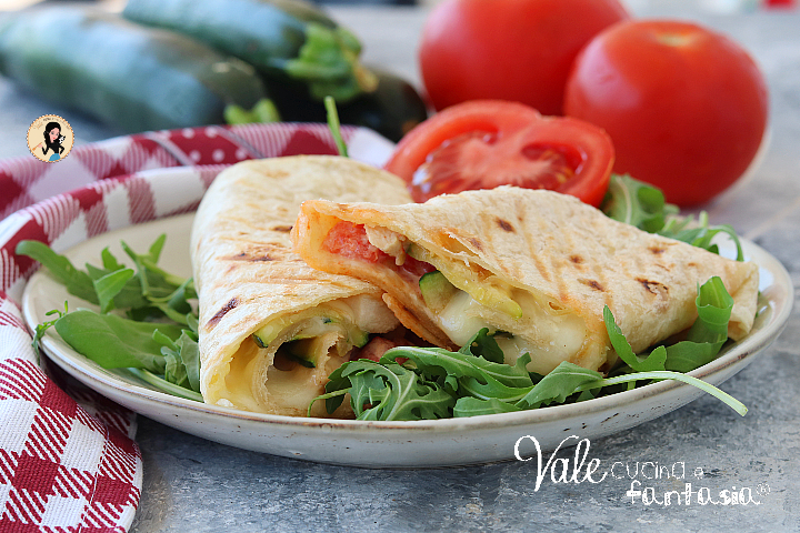 WRAP DI POLLO E ZUCCHINE CON PIADINA RICETTA FACILE