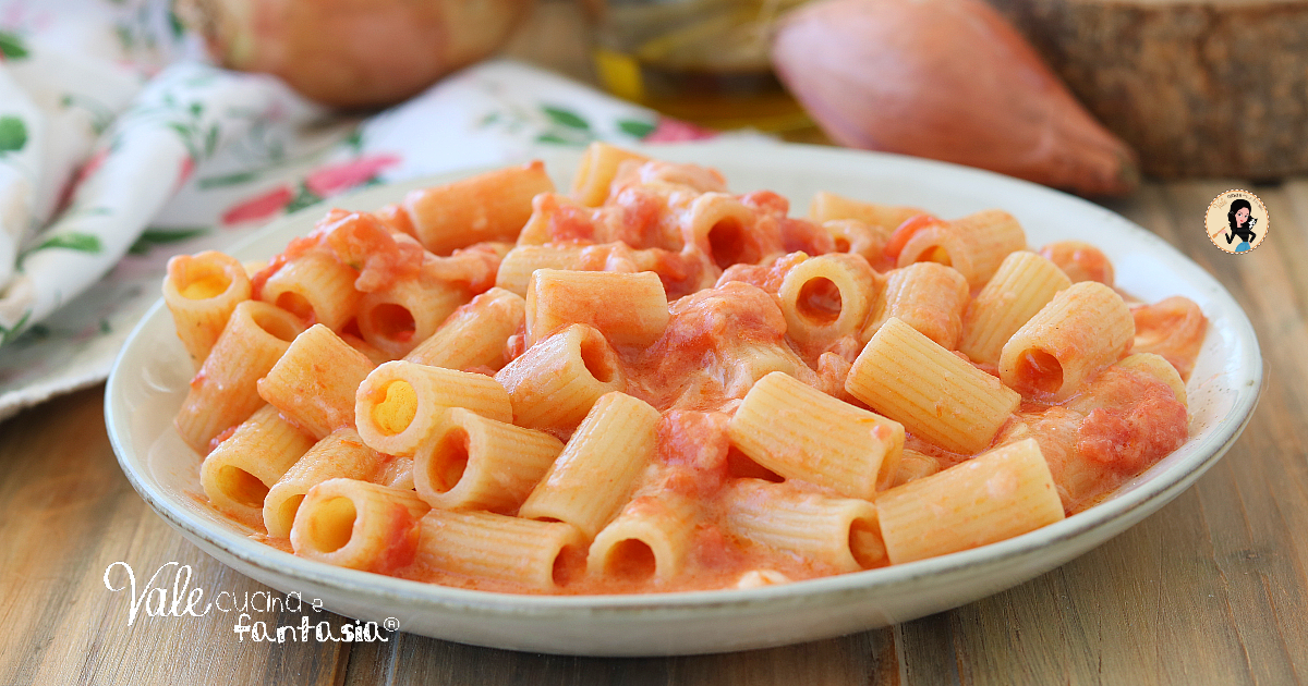 PASTA CON POMODORI E STRACCHINO ricetta primo piatto