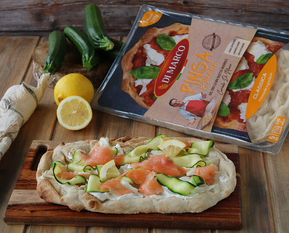 Pinsa romana con zucchine marinate e salmone ricetta facile