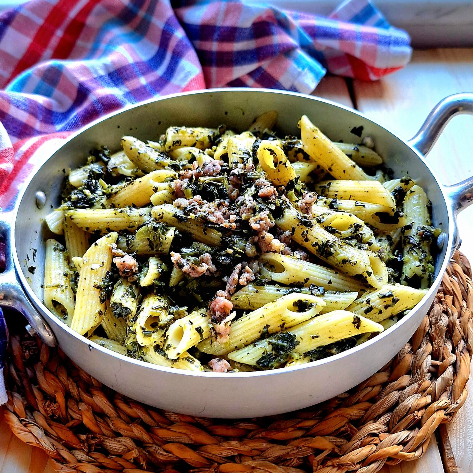 Pasta con Cavolo Nero e Salsiccia: primo piatto saporito di ispirazione ...