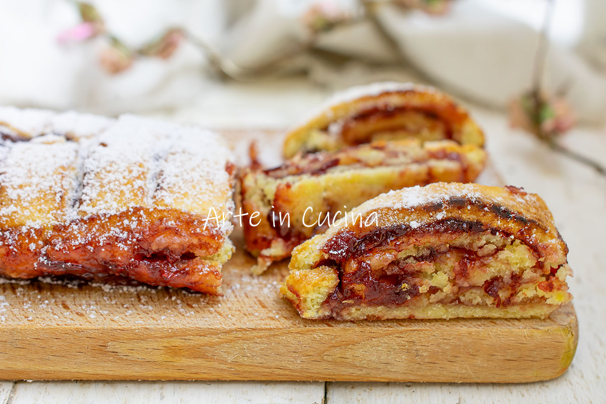 CROSTATA ARROTOLATA ALLA MARMELLATA