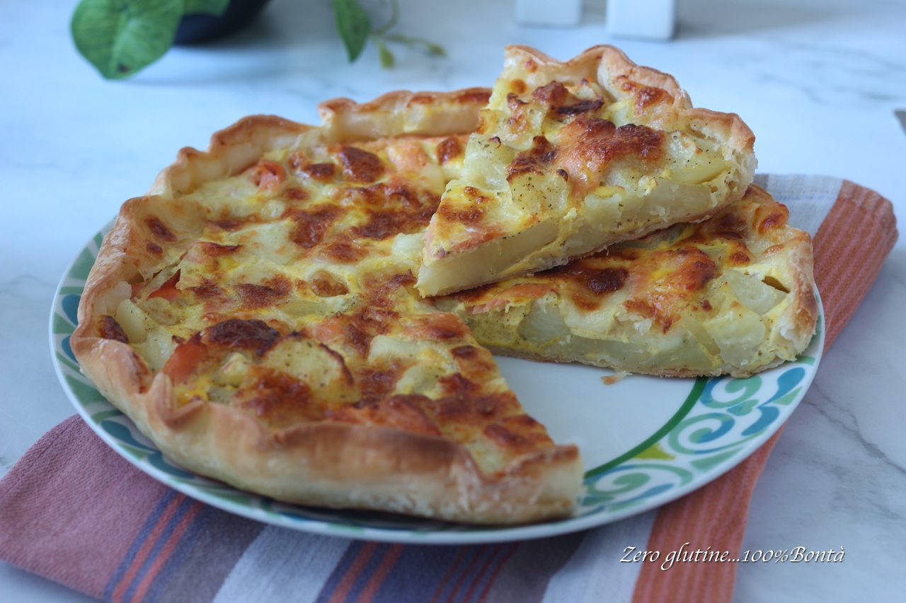 Quiche di pasta sfoglia con patate e salmone affumicato